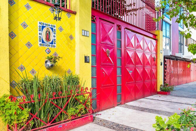 From cdmx: Tour in Coyoacan and Xochimilco all inclusive - The Coyoacán Experience: Where History Meets Bohemia