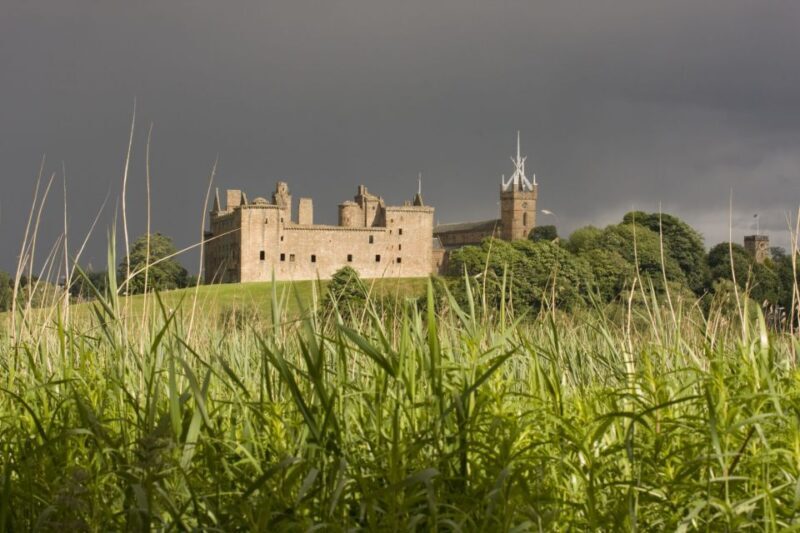 From Edinburgh: Outlander Full-Day Tour in Spanish - An Introduction to the Journey