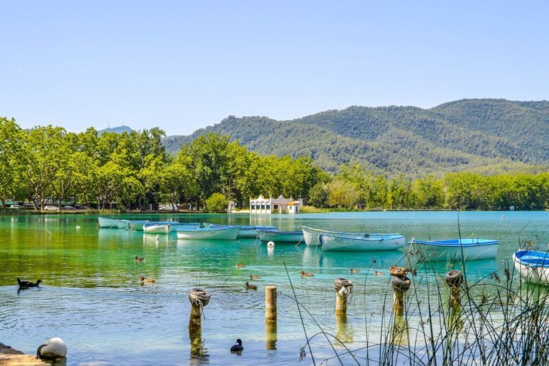 From Girona: Besalú, Banyoles & Historical Garrotxa Day Trip - Discovering CastelFollit de la Roca