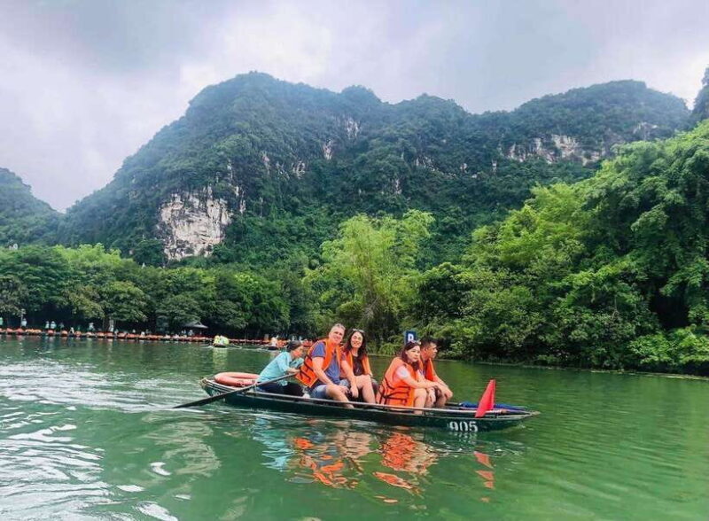 From Hanoi: Luxury Ninh Binh tour with lunch and cycling - Exploring Hoa Lu: Vietnam’s Ancient Capital