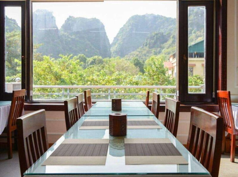 From Hanoi: Luxury Ninh Binh tour with lunch and cycling - Climbing to Mua Cave: A View Worth the Climb