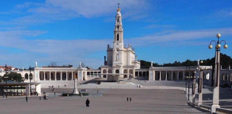 From Lisbon: Fátima, Nazaré, Batalha and Óbidos Private Tour - Key Points