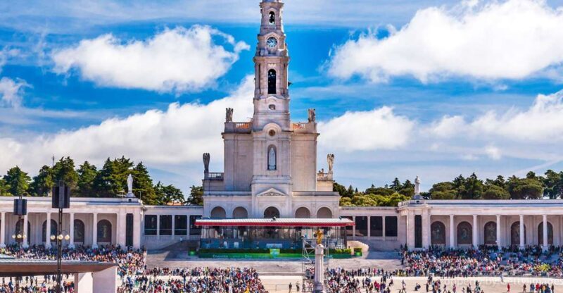 From Lisbon: Fatima, Nazaré, Óbidos Full-Day Trip - Exploring the Batalha Monastery