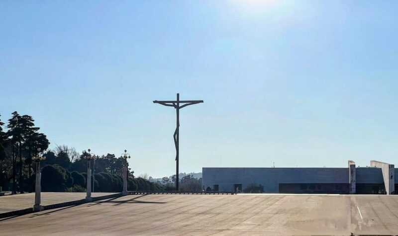From Lisbon: Nazaré, Fátima, and Batalha Day Trip - The Magnificence of Batalha Monastery