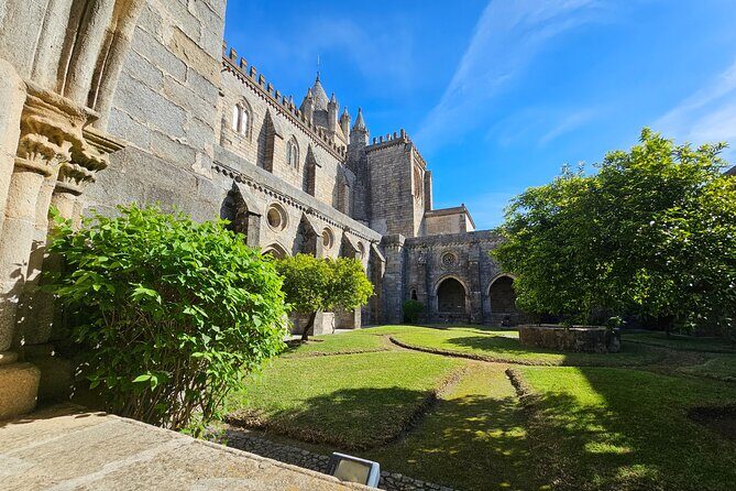 From Lisbon to the discovery of Évora and Arraiolos - FAQ