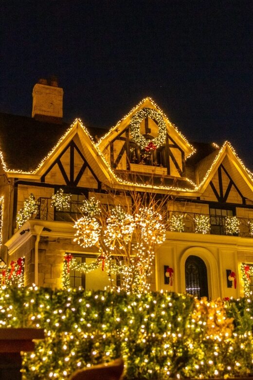 From Manhattan: 4-Hour Dyker Heights Holiday Lights Bus Tour - Authentic Experiences Highlighted in Reviews