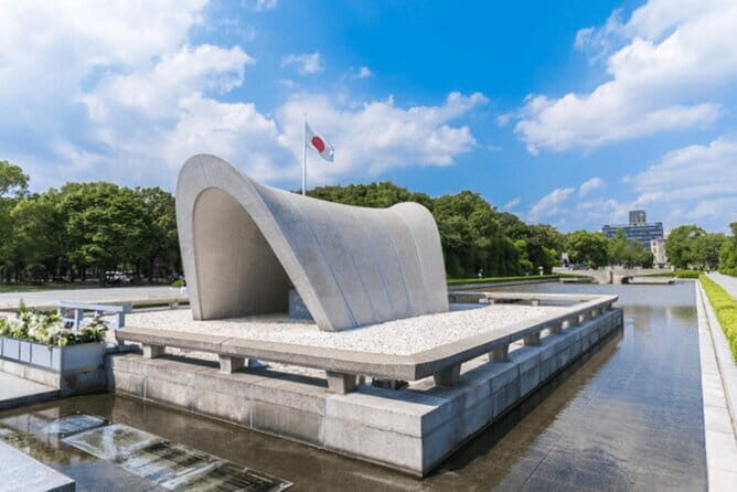 From Osaka/Kyoto: Hiroshima Miyajima Luxury Tour with Guide - Exploring the Hiroshima Highlights