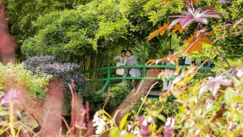 From Paris: Giverny Day Trip with Audio Guide or Live Guide - Key Points