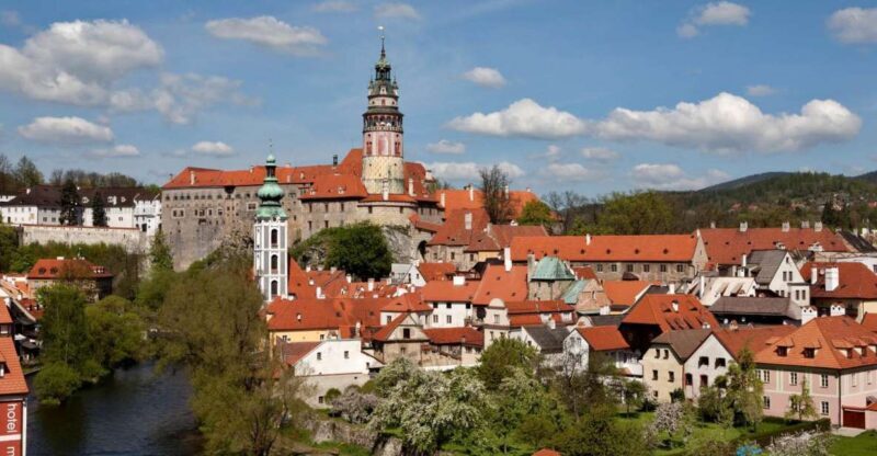 From Prague: Full-Day Cesky Krumlov Tour with Castle Entry - Exploring Cesky Krumlov from Prague: A Thoughtful Day Trip