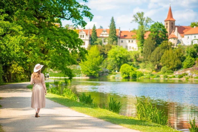 From Prague: Horseshoe Bend View & Castle Gardens Tour - An Arranged Escape from Prague