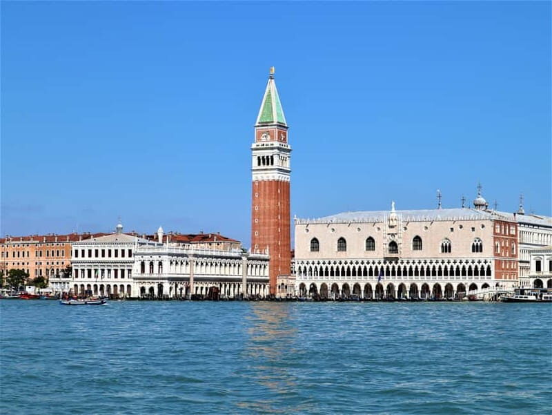 From Punta Sabbioni: Murano and Burano with stops - Key Points