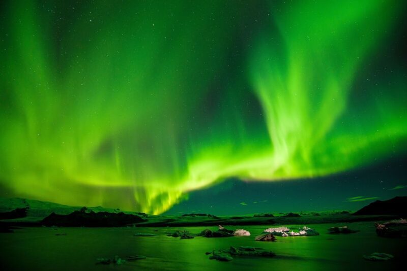 From Reykjavík: Northern Lights Tour with Hot Cocoa & Photos - Key Points