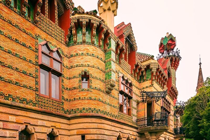 From Santander: Capricho Gaudí with entrance, Santillana and Redwood Forest. - Key Points