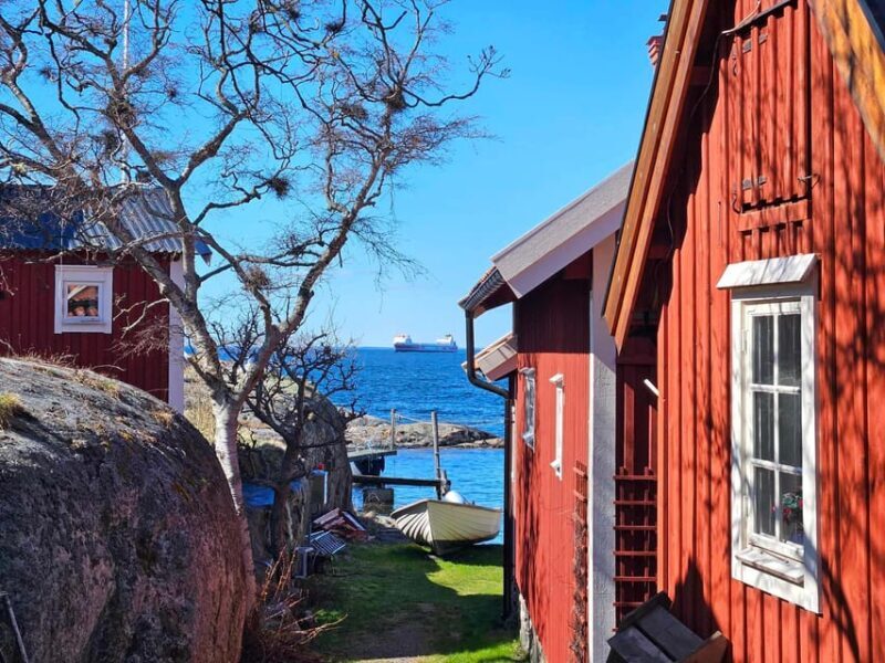 From Stockholm: Archipelago hike to Landsort lighthouse - The Hiking Experience — Rugged Terrain and Natural Beauty