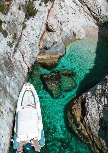 From Vis: Speed boat tour along south shore Of Vis - FAQ