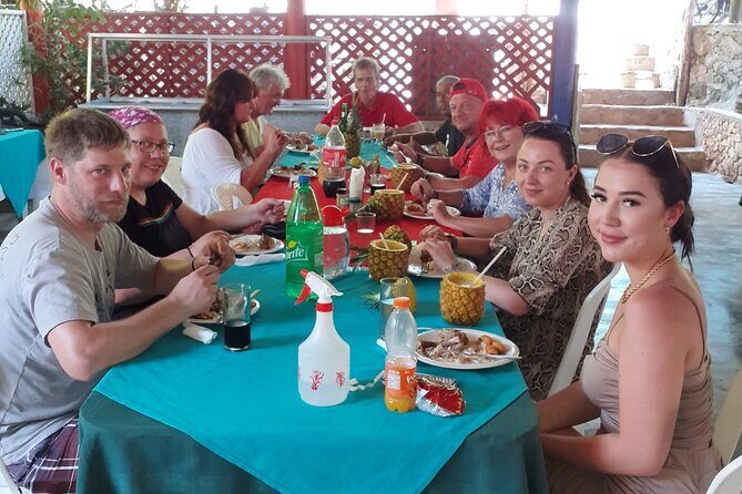 Full-day El Limon Waterfall and Cayo Levantado Tour with Lunch - Group Size and Atmosphere