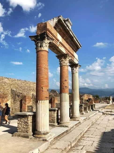 Full-day tour of Pompeii with guided visit to the archaeological excavations - An in-depth look at the Pompeii tour experience
