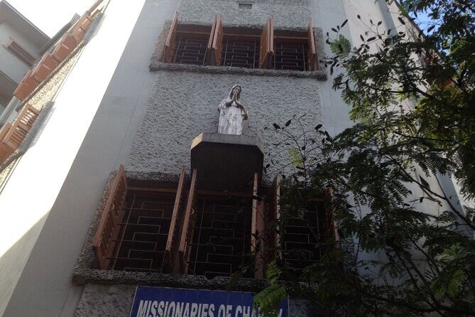 Full Day Visit to Religious Sites in Kolkata - Parashnath Jain Temple: An Artistic Reflection of Peace