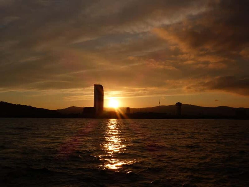FULL MOON Boat Experience (OpenBar+Local Tapa included) - Key Points