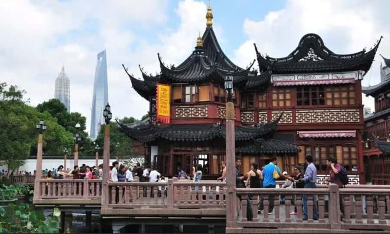Full Shanghai tour in Spanish with tickets and lunch - Jade Buddha Temple: An Icon of Spiritual Serenity