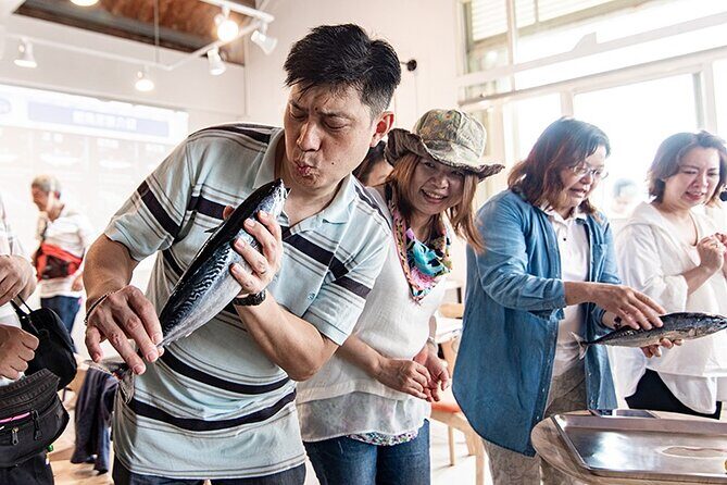 Fun Fish Touching at Qixingtan - Introducing the Fish Touching Experience at Qixingtan