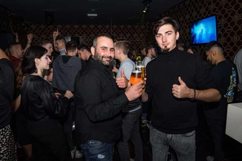 Fun pub Crawl with 1 hour open bar and 3 VIP clubs - Key Points