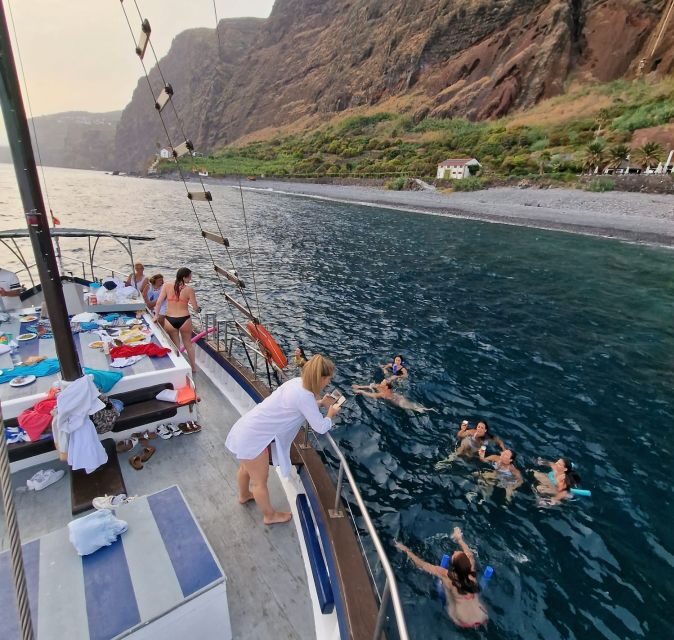 Funchal: Sunset Tour on Traditional Madeiran Boat w/ Drinks - FAQ