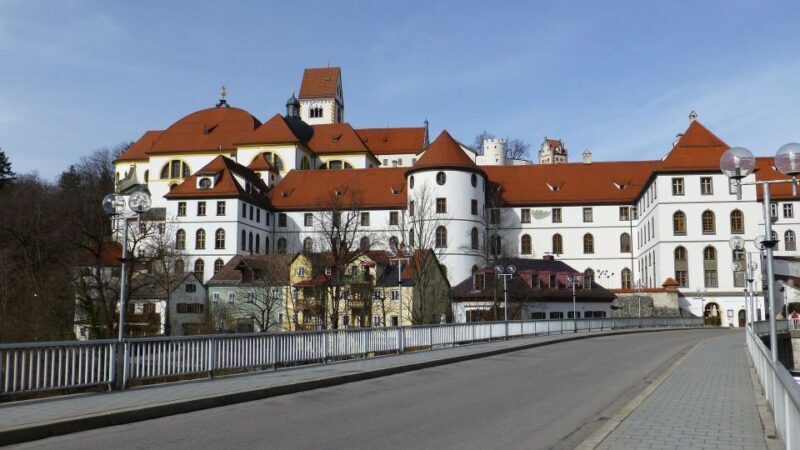 Füssen: Private Guided Walking Tour - Practical Aspects: Transportation, Cost, and Group Size