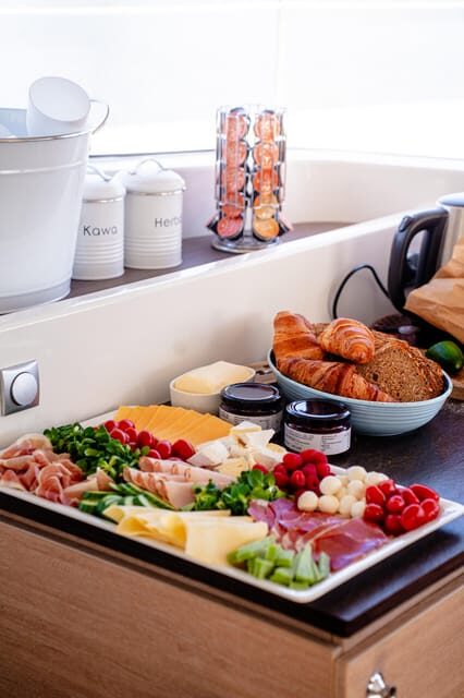 Gdansk/Sopot: Breakfast Cruise on a Catamaran - Crew and Service