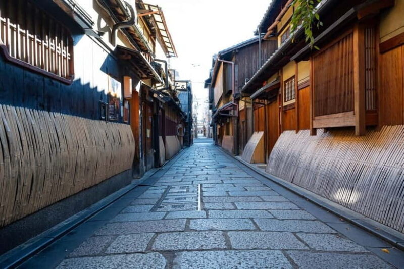Geisha at Dusk: A Stroll Through Old Kyoto - Key Points