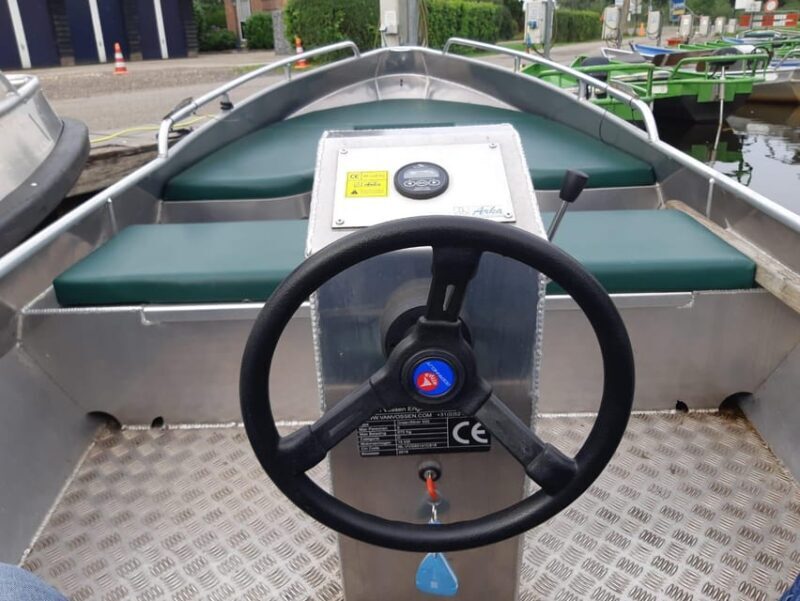 Giethoorn: 2 Hours 8 persons boat steeringwheel + cushions - Key Points