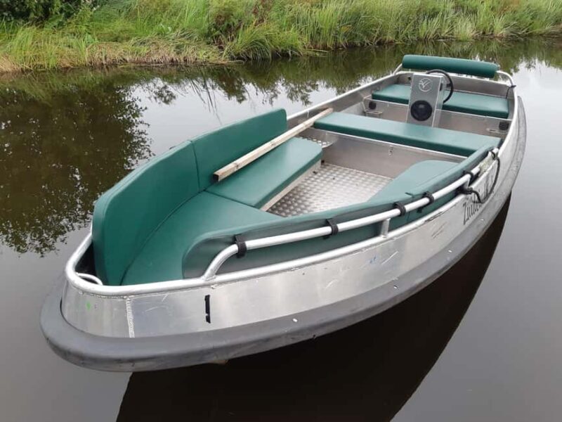 Giethoorn: 2 Hours 8 persons boat steeringwheel + cushions - The Sum Up