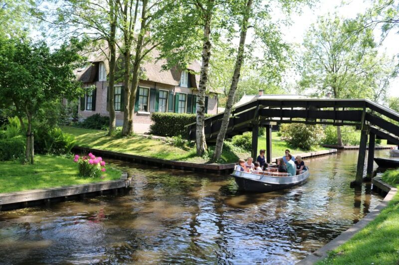 Giethoorn: 2,5 Hours 7 persons boat steeringwheel + cushions - Key Points