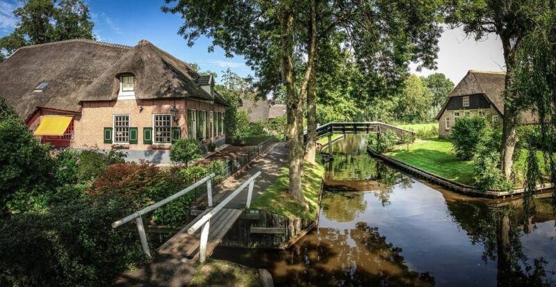 Giethoorn: 2,5 Hours 7 persons boat steeringwheel + cushions - What You Can Expect on the Tour