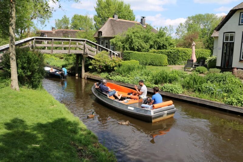 Giethoorn: 2,5 Hours 7 persons boat steeringwheel + cushions - FAQs