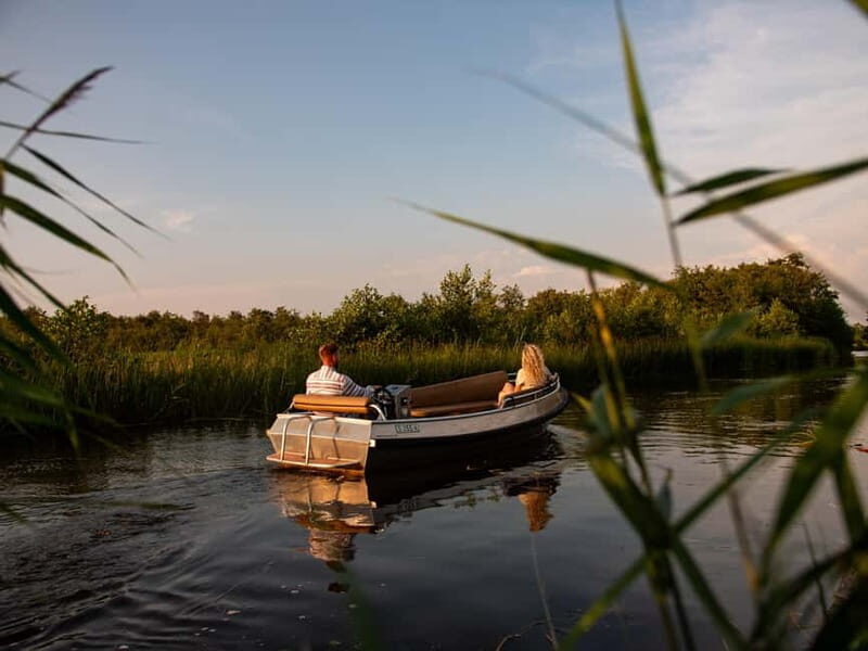 Giethoorn centre: Private tour with local tourguide - A Detailed Look at the Giethoorn Private Boat Tour