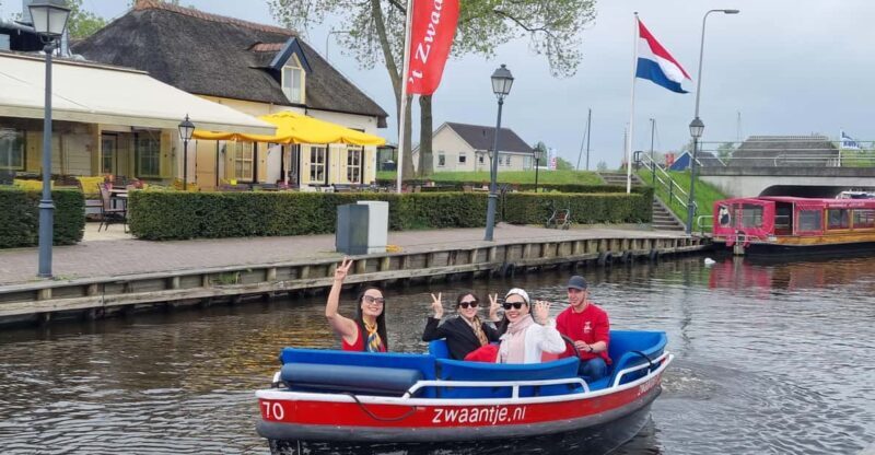 Giethoorn private tour with open boat and local captain - Authenticity and Experience: What Travelers Say