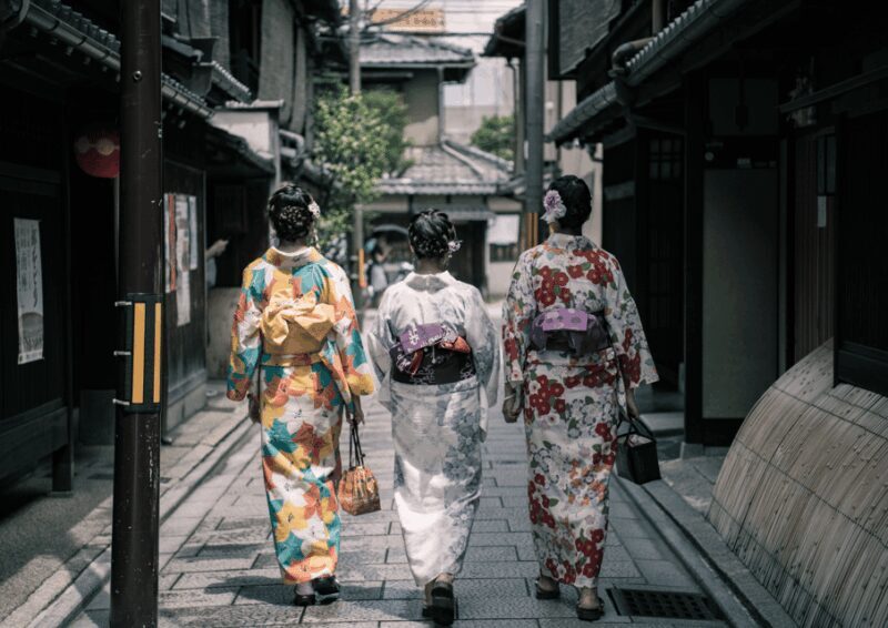 Gion Walking Tour, Geisha Show and Japanese Game in Kyoto - Key Points