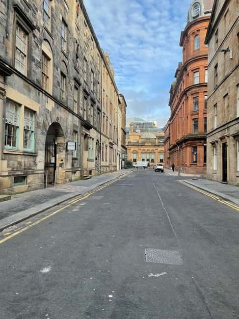 Glasgow: Walk The streets with a professional actor as guide - FAQ