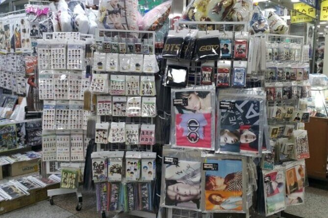 Global Kpop fan Mingling Tour with Young tour guide - Exploring Seoul through a K-pop Lens