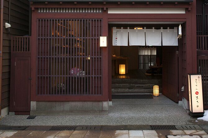 Gold Leaf Crafting in Higashi Chayagai, Kanazawa - Key Points