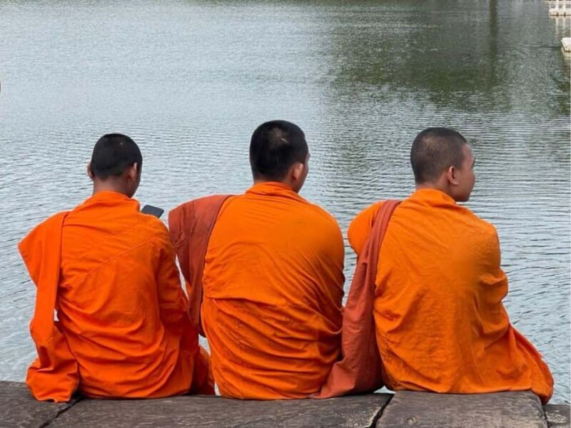 Golden Hour Jeep Adventure & Dragon Boat Sunset in Angkor - Visiting Bayon: The Heart of Angkor