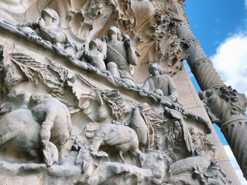 Gothic Paths, Tapas & Sagrada Familia. Private Tour - Exploring the Gothic Quarter