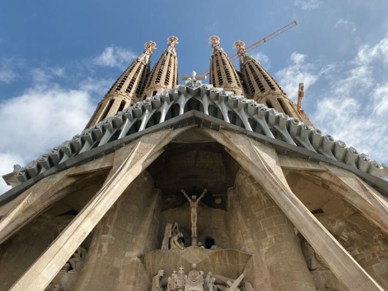 Gothic Paths, Tapas & Sagrada Familia. Private Tour - Modernist Architecture on Paseo de Gracia