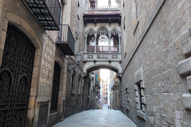 Gothic Quarter and Gaudí Small-Group Tour - Wandering the Gothic Quarter: Living History