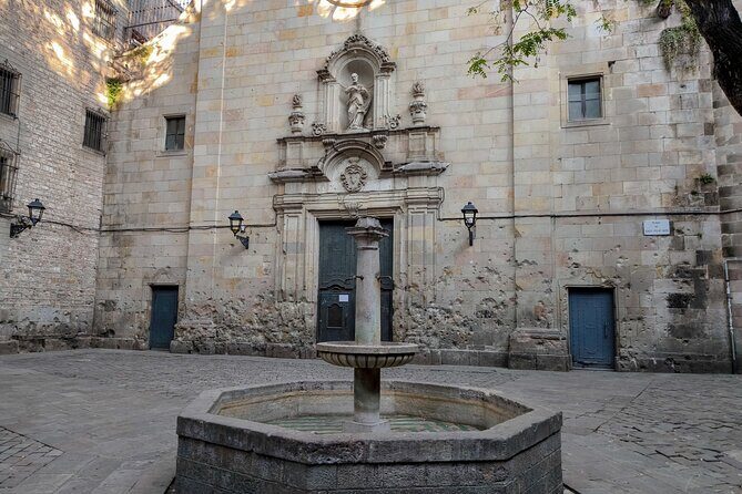 Gothic Quarter and Gaudí Small-Group Tour - Strolling Passeig de Gracia: Opulence and Modernism