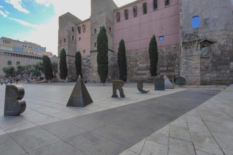Gothic Quarter & Gaudí's Treasures Small-Group Tour - Exploring Barcelona in 2 Hours: A Close-Up on the Gothic Quarter & Gaudí’s Treasures