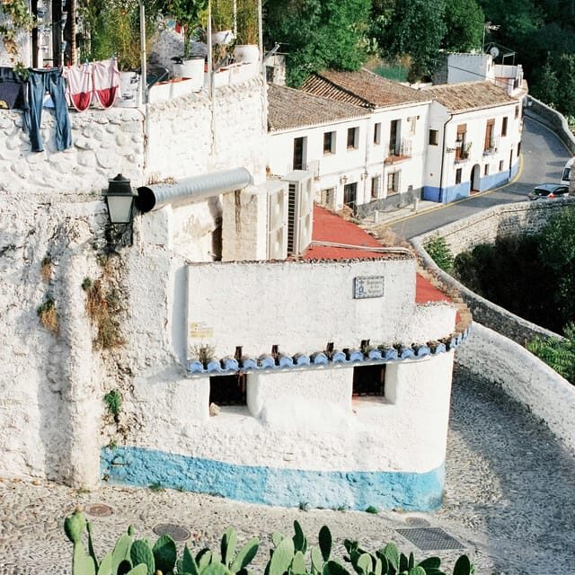 Granada: Albaicín and Sacromonte Guided Private Walking Tour - A Walk through Granada’s Most Iconic Neighborhoods
