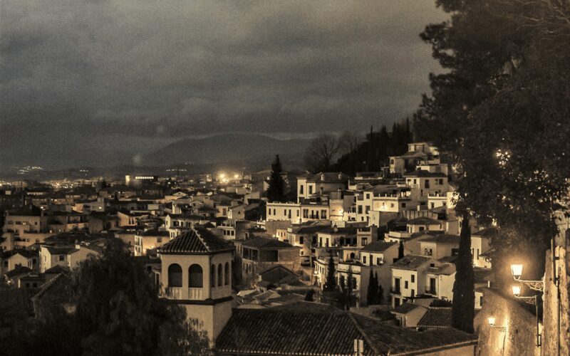 Granada: Albaicín in the Dark Walking Tour - A Glimpse into the Experience