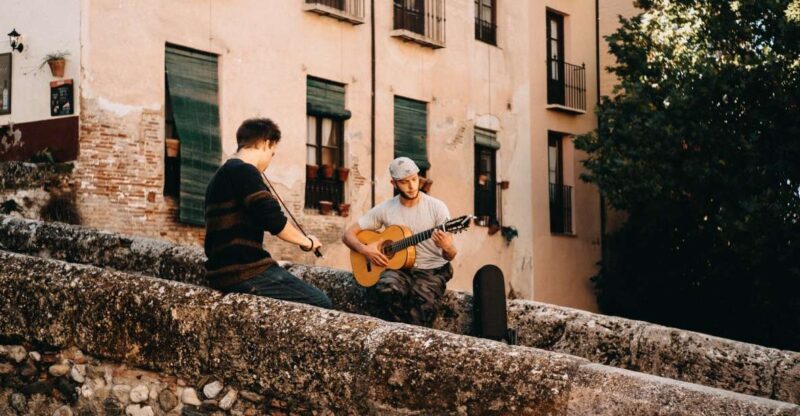 Granada: Albaicín & Sacromonte Walking Tour & Flamenco Show - Key Points